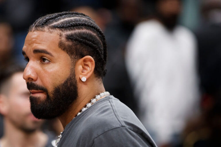 Drake’s New Shirtless Selfie Leads To More BBL Jokes and Tummy Tuck ...
